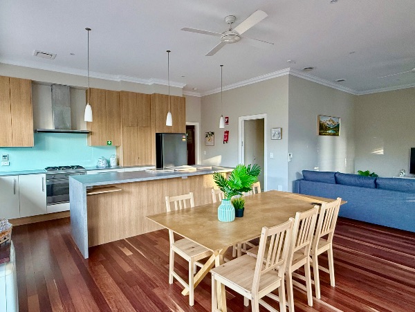 SIL/MTA Charming house in Cheltenham - Walking distance to Southland ...