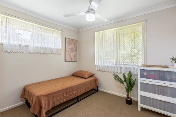 Modern home in Arundel – Close to the beach and amenities | Arundel QLD ...